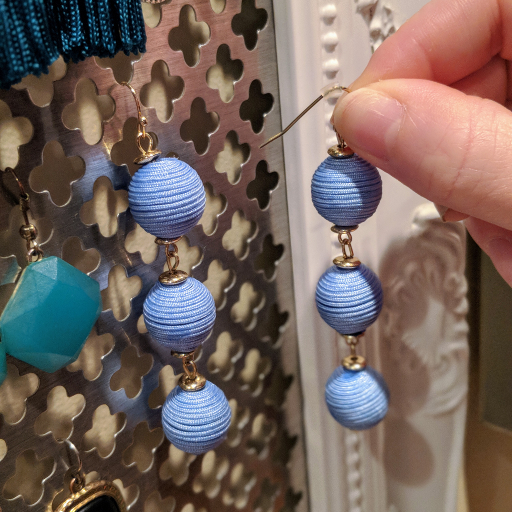 Ingenious DIY earring holder - Anchored In Elegance